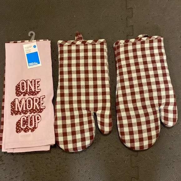 Room Essentials | Kitchen | New 2 Kitchen Towels 2 Oven Mitts Mint ...